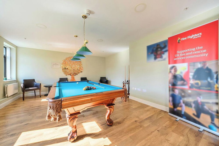 Marine Court Ground-floor Double Bedroom With Wet Room In Littlehampton - Arundel