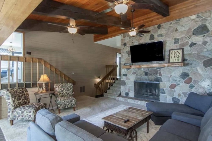 Round Lake Family Retreat, Hot Tub, Sauna & Pontoon - Nisswa, MN