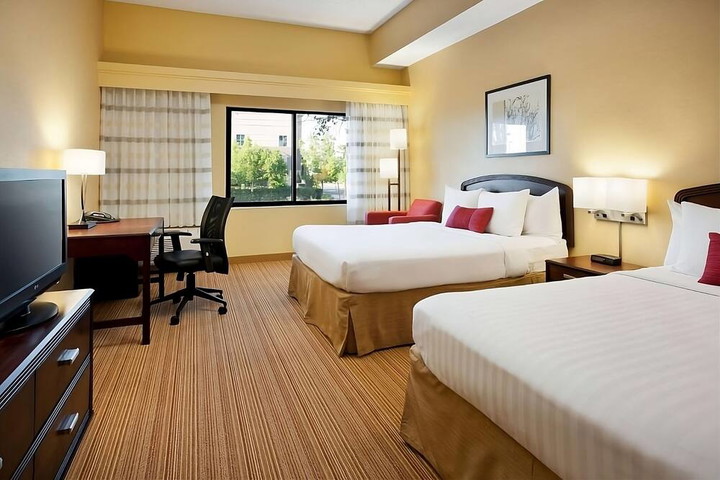 Your Oasis In The Heart Of Summerlin! 2 Comfortable Rooms! Outdoor Pool! - Las Vegas, NV
