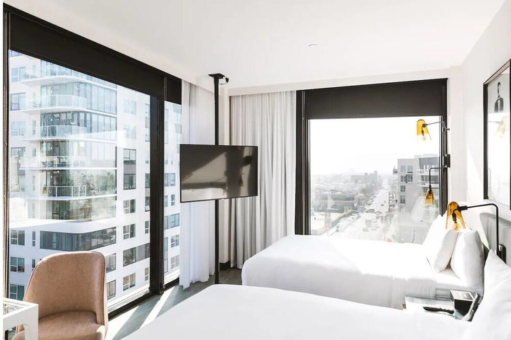 Relax By The Pool In Hollywood: Rooftop Views & Pets Allowed - Hollywood, CA