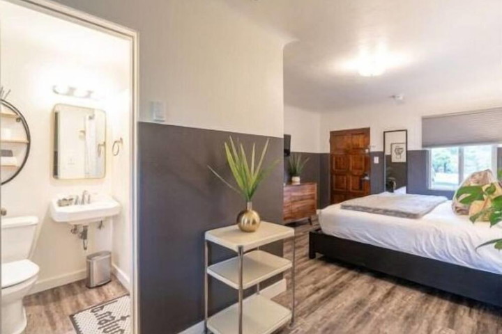 B.fresh #6 King Bedroom - Bandon, OR