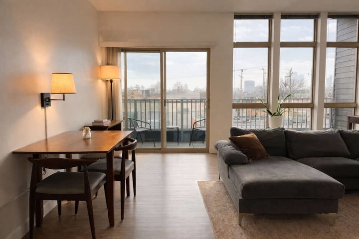 Walker`s Point Apt With Gym And Balcony | Sleeps 4-5 - Wauwatosa, WI