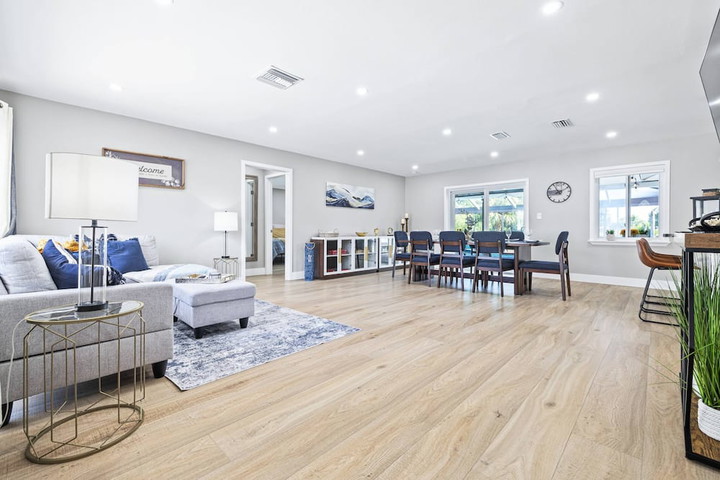 Luxury Pool Home! Heated Pool, Fire Pit, Fishing Dock & More  Relaxation & Fun Await! - New Port Richey, FL