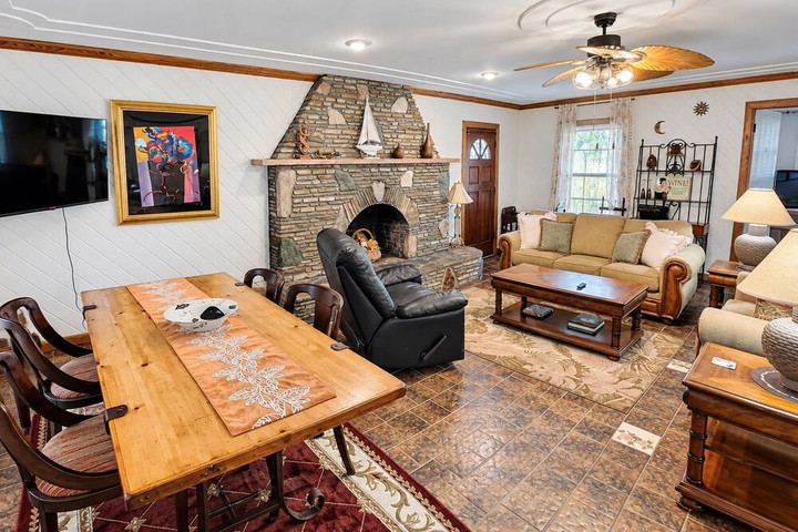 Rustic Coastal Retreat With Patio, Bbq, & Privacy Fenced Yard! Near Beaches! - Sebastian, FL