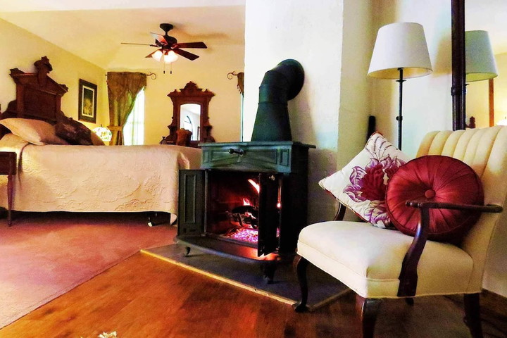 Cliffside Suite, Jacuzzi, Balcony, Only Hotel With Parking Lot Right Downtown. - Eureka Springs, AR