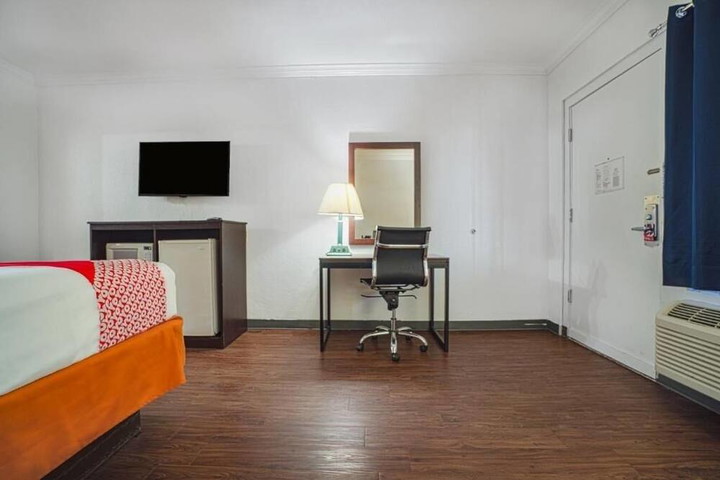 Your Stay Near Le Ramey Golf In A Pet Allowed Room With Free Parking - Kingsville, TX