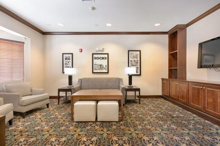 1br Queen Suite W/ Free Daily Breakfast + Pool - Ohio