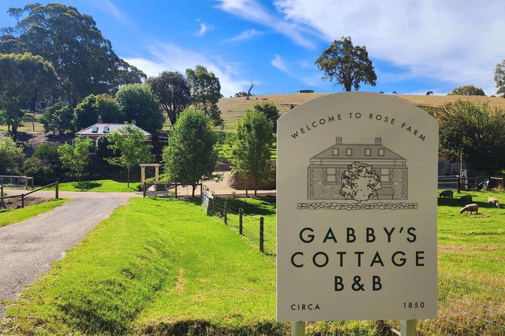 Beautifully Renovated Country Cottage Located Near Mclaren Vale's Best Wineries - South Australia
