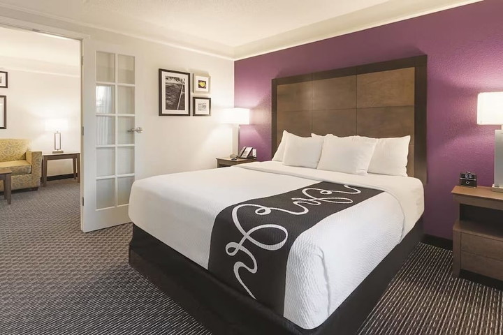 Spacious Hotel Room W/ Outdoor Pool & Hot Tub  Seasonal Bliss - Grand Junction, CO