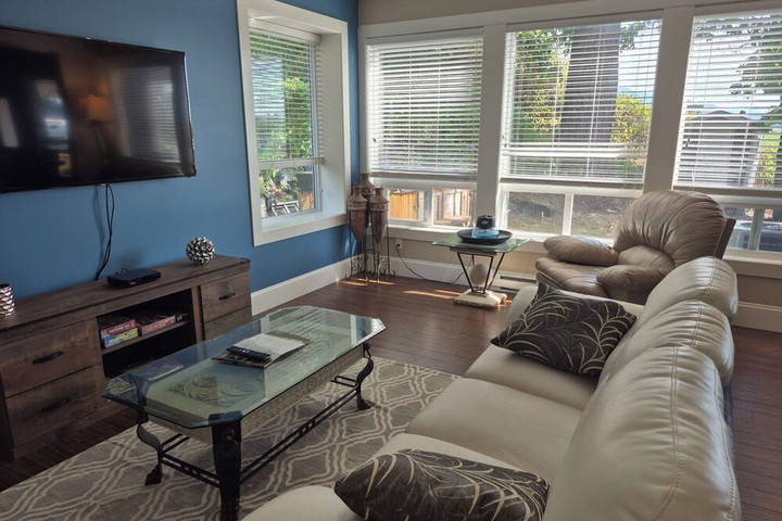 Scenic 2 Bdrm Walkout Suite With Shared Hot-tub, Outdoor Pool, And View Of Park. - アボッツフォード