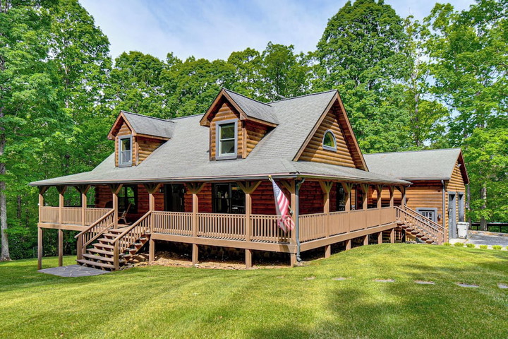 Hot Tub & Patio: Bedford Log Cabin On 10 Acres! - Bedford, VA