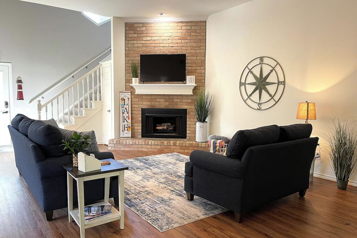 2300 Sq Ft, 4/2 ️  2 Minutes From Lake Conroe - Conroe, TX