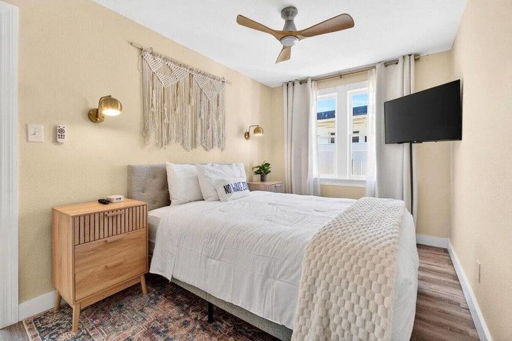 Fall Promo On Monday And Thursdays! 2 Blocks To The Beach Access! - St. Pete Beach, FL