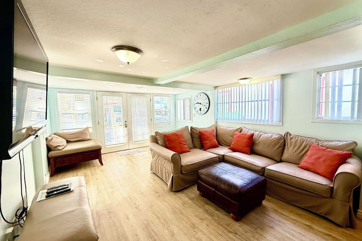 2bd Home, 1/2 Block To The Beach, A/c, Pet Friendly, Wifi. - 124 Claressa Ave - Avalon, CA