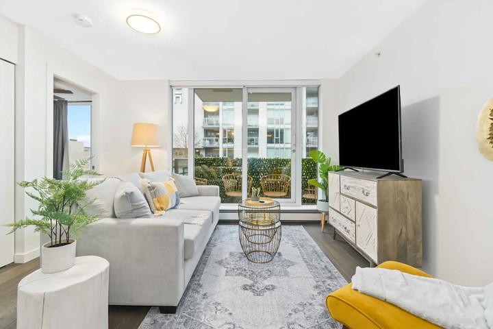 Bright Chinatown Condo, Free Parking & City Views - Richmond