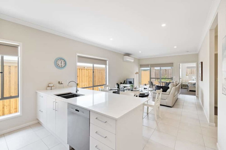 Modern 4br Home In Peaceful White Rock Community - Ipswich