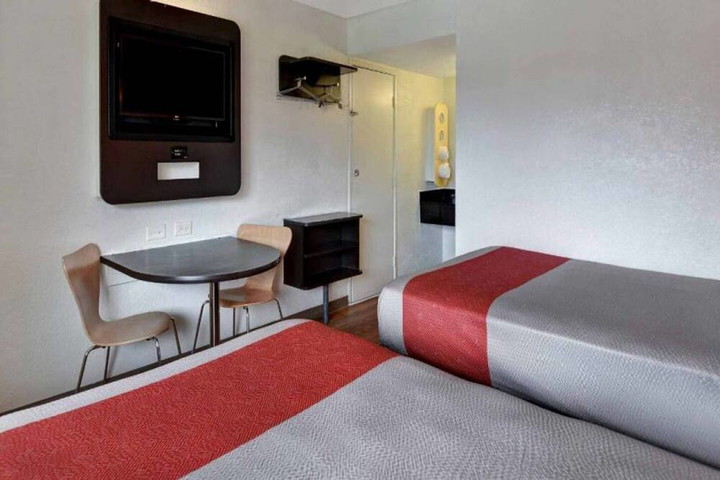 2 Full Beds | Smoking - Dania Beach, FL