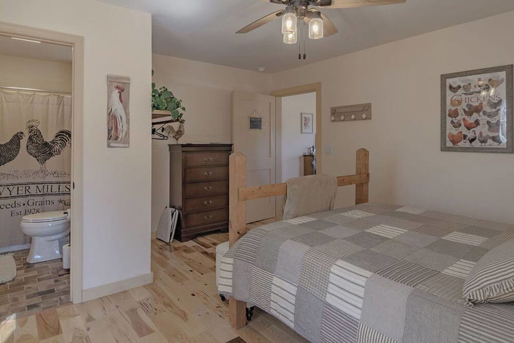 The Coop: Cozy Downstairs Room With Queen Bed & Private Entrance - Kentucky