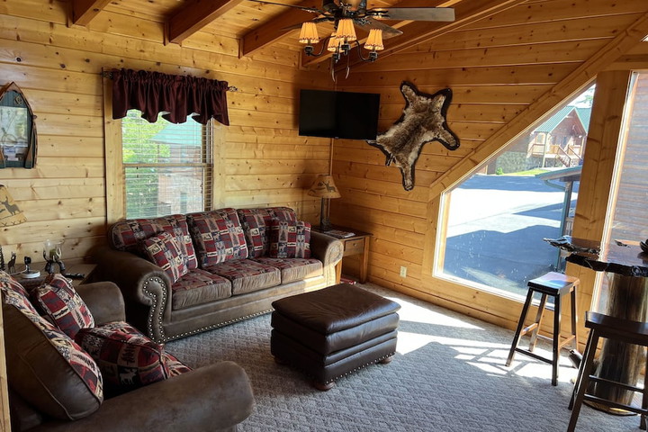 Beautiful Cabin To Rest & Relax, 1 Mi To Parkway, Hot Tub/fireplace/pool/jacuzzi - Pigeon Forge, TN