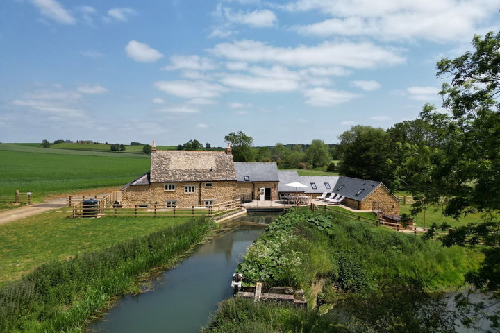 16th Century Converted Mill In The Cotswolds With A Hot Tub -Little Barford Mill - Banbury