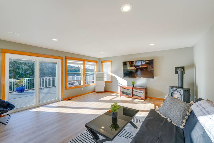 Stunning Mount Vernon Home W/ Big Lake Views! - Sedro-Woolley, WA