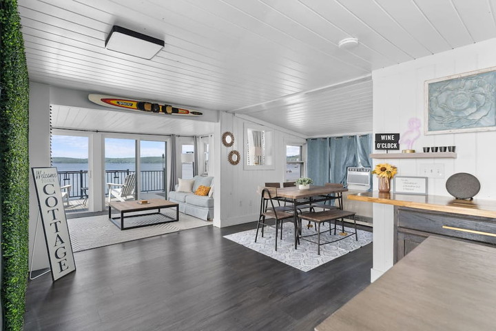 Lakeside Cottage ~ Pool, Hot Tub & Private Beach - Burlington, VT