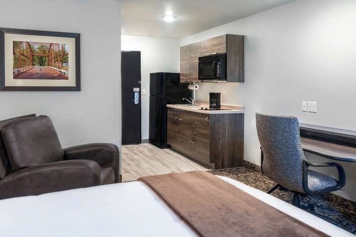 Relax In A Clean, Modern Room W/ Kitchen Near Harding Presidential Sites - Marion, OH