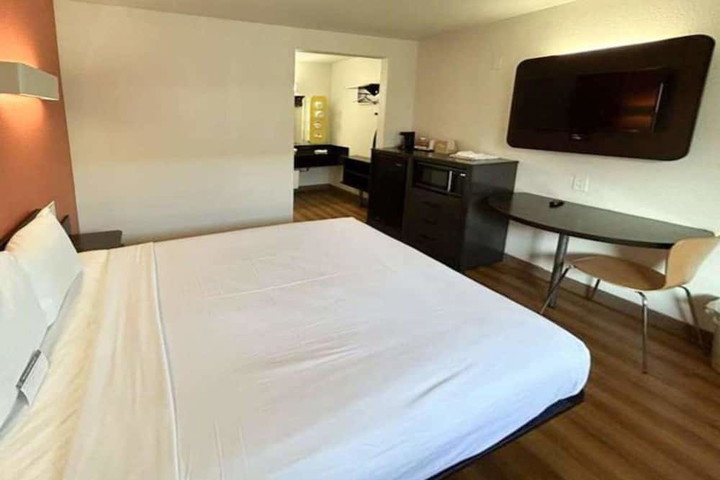 1 Queen Bed | Suite, Smoking, Micfridge - Corona, CA