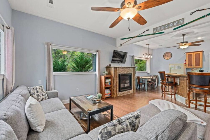 Fox Den Hot Tub, Fire Pit, Steps To River - Luray, VA
