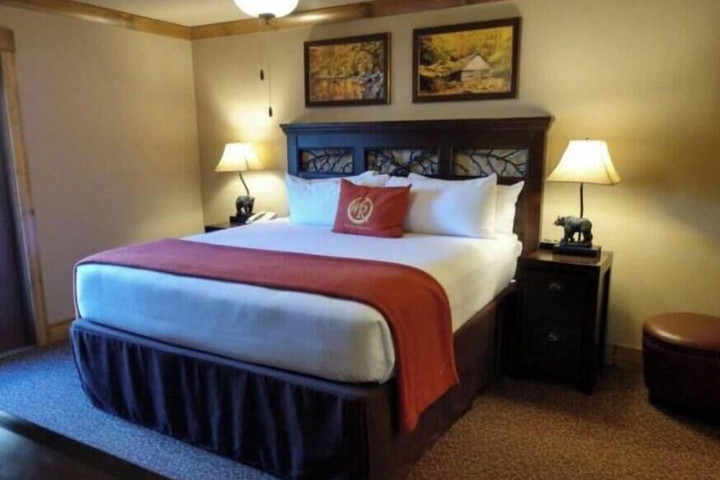 Beautiful Family Size Condo With Deck,  2 Bedrooms & 2 Bathroom - Gatlinburg, TN