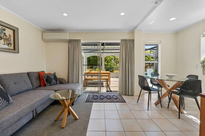 Town Centre Apartment With Wi-fi, Taupo Cbd.  Private Rear Garden, Covered Outdoor Entertaining Area. - Taupō