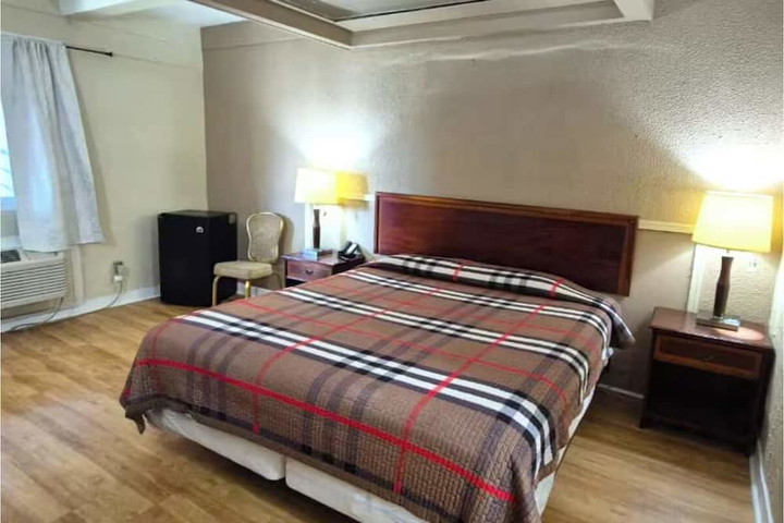 Affordable Stay Near Midway Airport King-size Comfort + Convenient Location - Chicago, IL