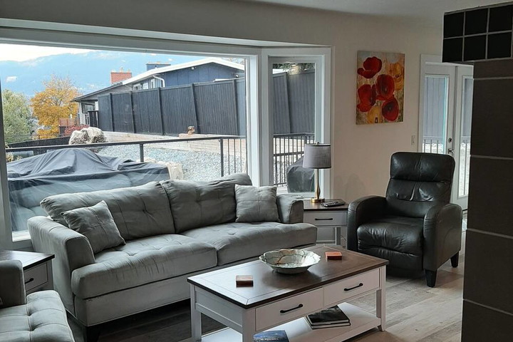 Relax At Reds Retreat On The Main (Upper) Level - Vernon