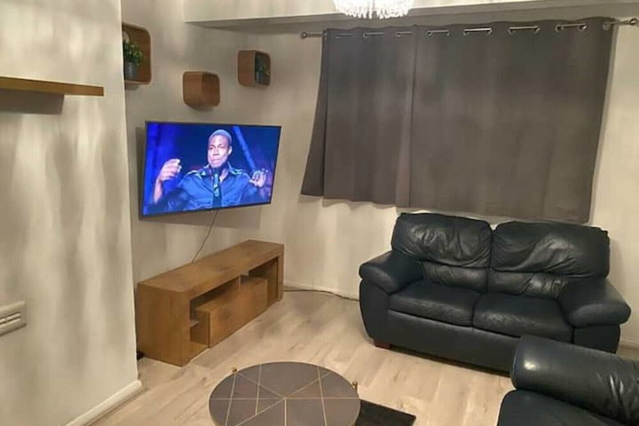 Luxurious 2 Bedroom Flat With Balcony London - Woolwich