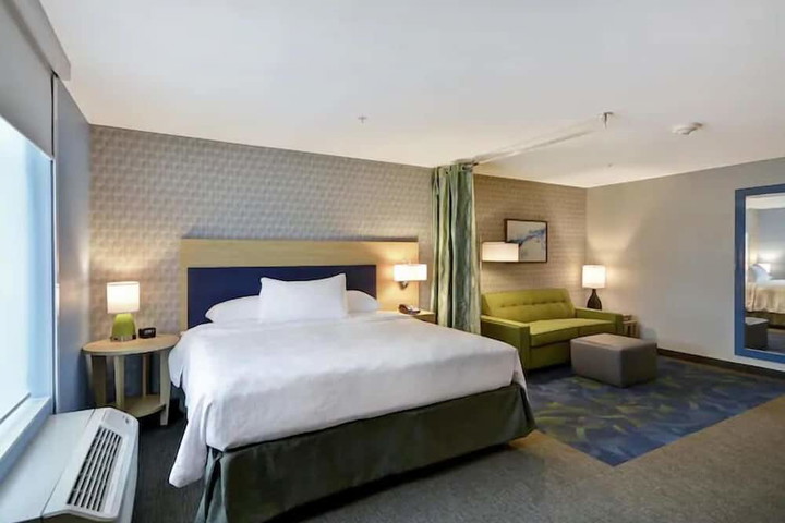 Explore, Rest, Enjoy: Free Breakfast And Parking, Onsite Pool, Pets Allowed - Grand Rapids, MI