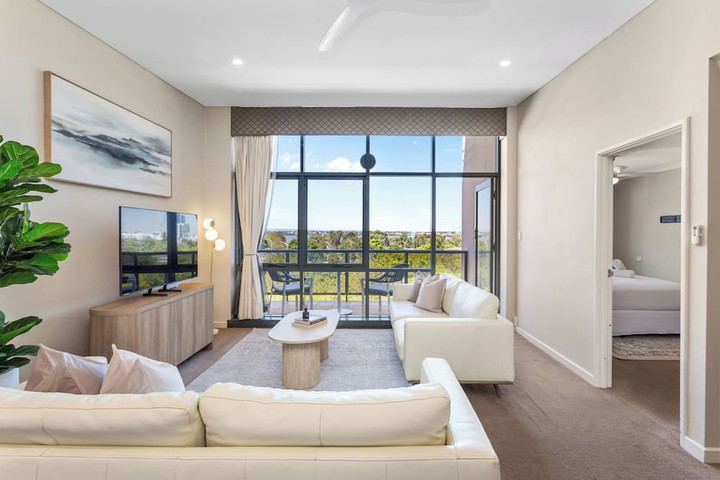Experience The Perfect Blend Of Urban Convenience And Natural Beauty In This Spacious, Light-filled 3-bedroom Apartment. Situated On The Doorstep Of Kings Park And The Swan River, This Home Offers A Tranquil Retreat Right In The Heart Of Perth. - Riverton