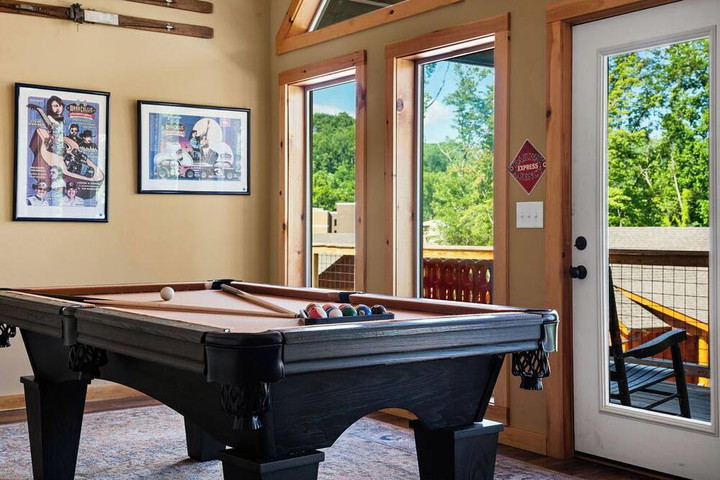 Gorgeous 4-bedroom Cabin With Views Overlooking Walking Distance To Gatlinburg - Gatlinburg