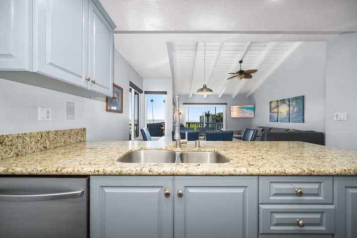 Condo In Newport Beach With Private Balcony And Ideal Location By The Pier - Newport Beach, CA