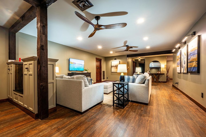 Exquisite Rustic-contemporary 2 Br Artist Colony Condo In A Prime Location - Nashville, IN
