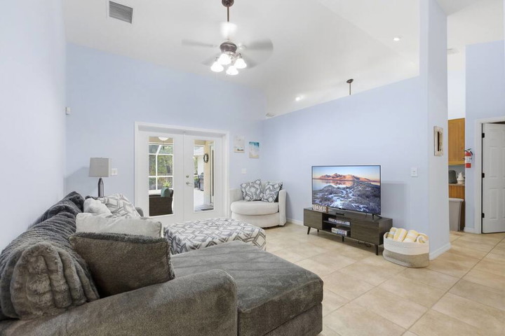 Familyready Stay With Private Pool, Enclosed Yard, Dog-friendly & Gas Grill! - Vero Beach, FL