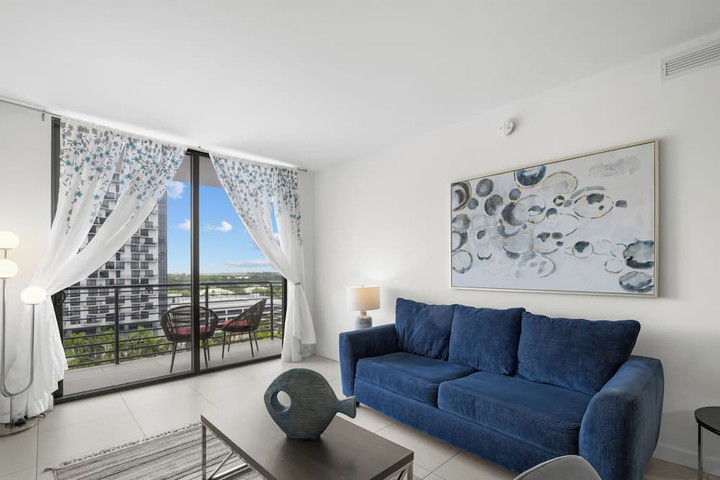 Elegant Doral Haven: Spacious Serenity - Doral, FL