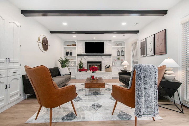 Luxury Vacation House, Heated Pool + Hot Tub - Omaha, NE