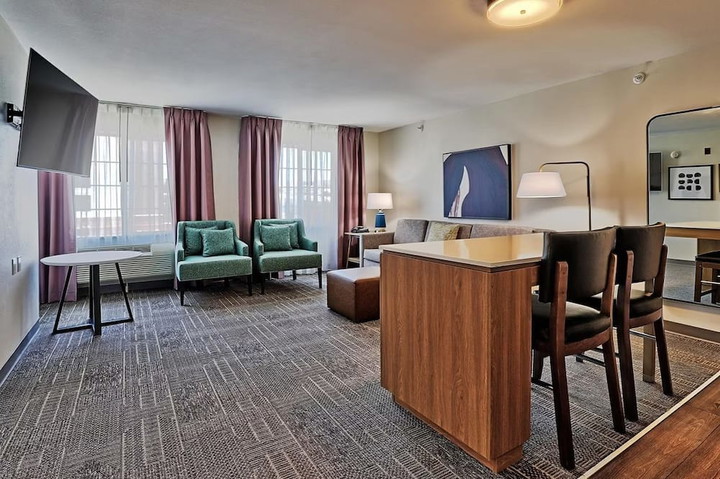 1br Queen Suite W/ Hot Breakfast, Workspace & Pool - Nouveau-Mexique