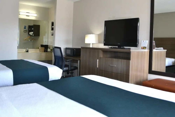 Queen Beds | Room W/ Free Parking | 1.2 Miles From Local Restaurants - Chattanooga, TN