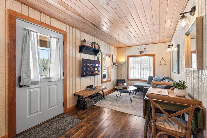 Central & Charming Huntsville Cottage Retreat- Fire Pit, Wifi, Forest Views! - Huntsville