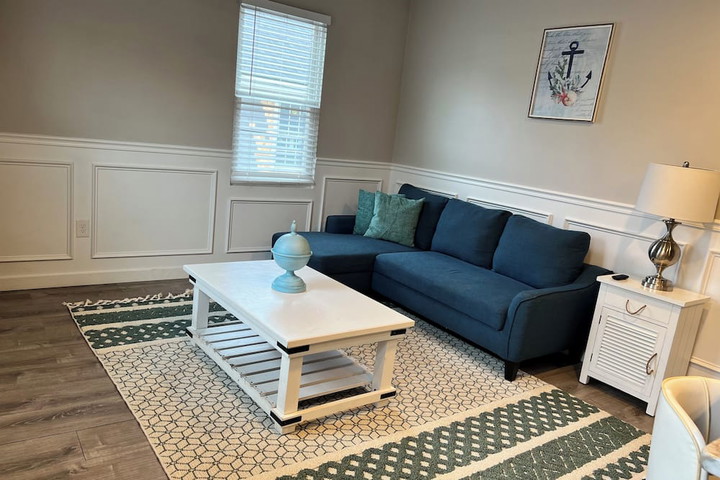 2 Bedroom Rental In Newport W/ Parking! Steps Away From Thames, Broadway, & Dt! - Tiverton, RI