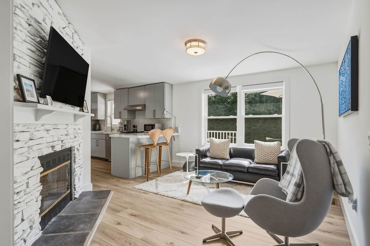 Beautifully Updated East Hampton Retreat With A Heated Pool, Sauna, And... - Sag Harbor, NY