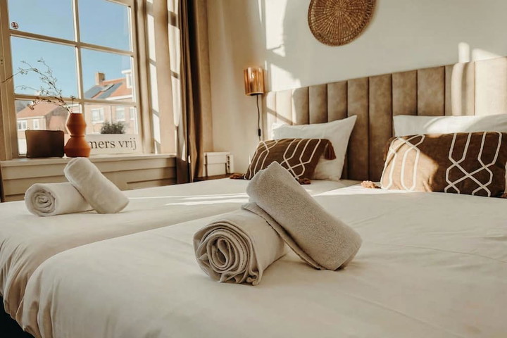 Spacious Ground-floor Suite In Zoutelande, Ideal For Couples Or Small Families. Air-conditioned, Private Bathroom, Baby-friendly Amenities, And Close To Beachside Terraces And The Coast. - Middelburg, Netherlands