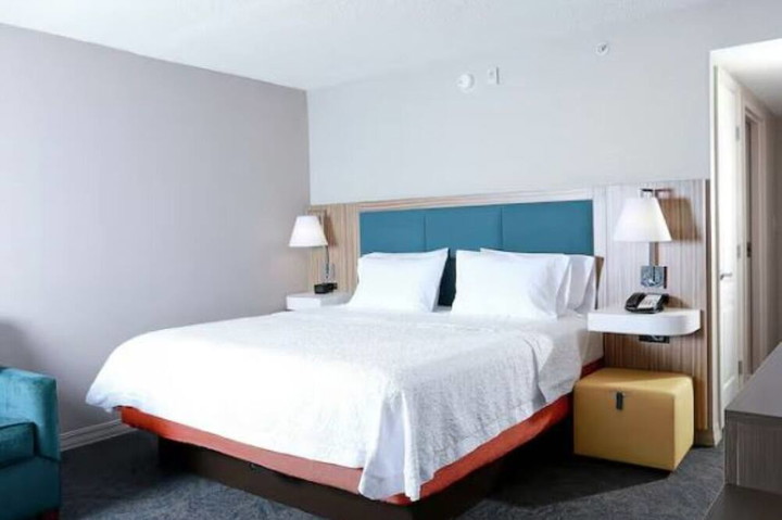 King Bed Room W/ Sofabed + Complimentary Breakfast - Wesley Chapel, FL