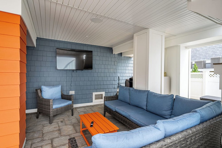 Beautiful Bayfront W/ Heated Pool & Dock.  6 Bedrooms, All W/ Ensuite Bathrooms. - Surf City